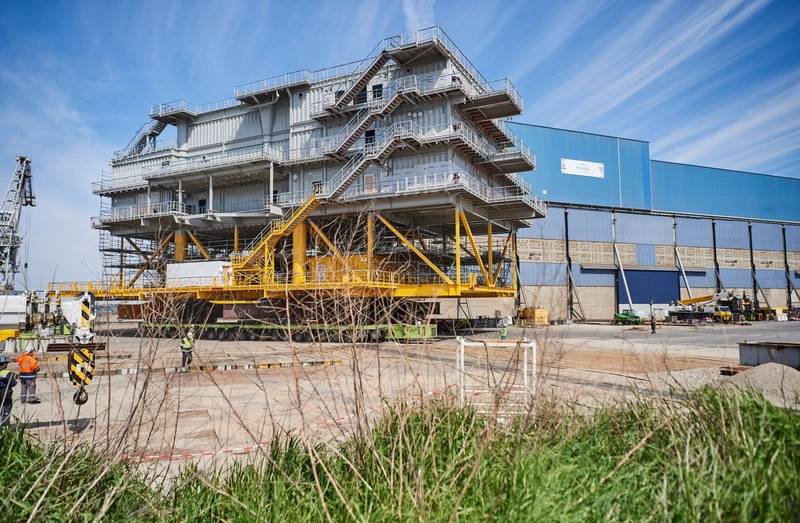 VIDEO: Saint Brieuc Offshore Substation Topside Moves Out at Engie ...