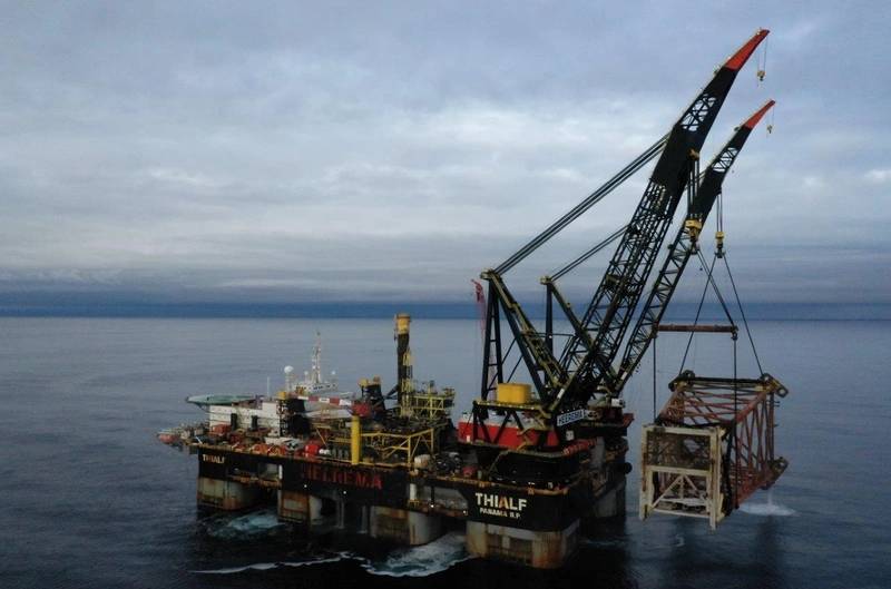 Heerema's Thialf Removes Shell's Goldeneye Platform