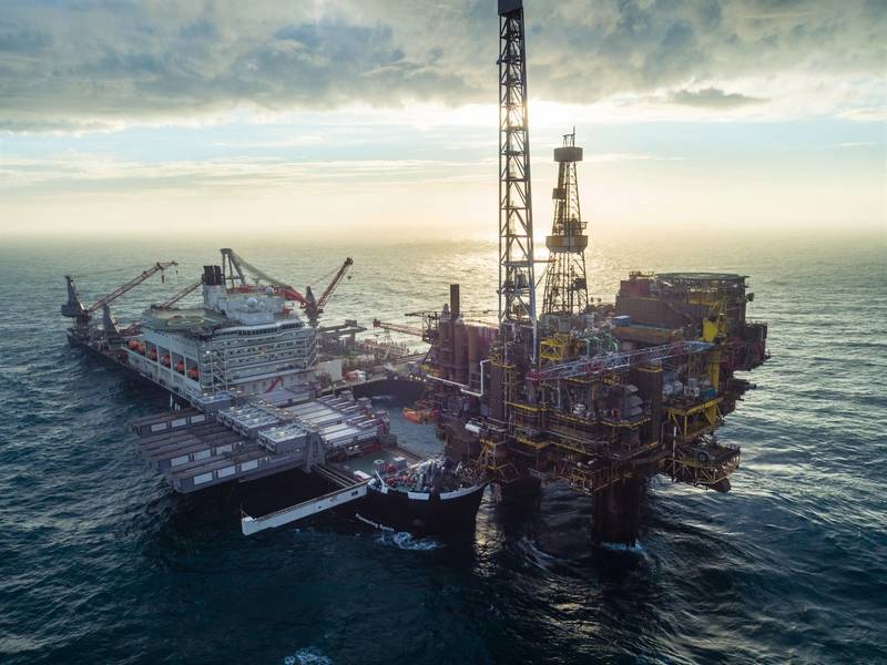 Video: Pioneering Spirit Lifts Brent Bravo Topsides
