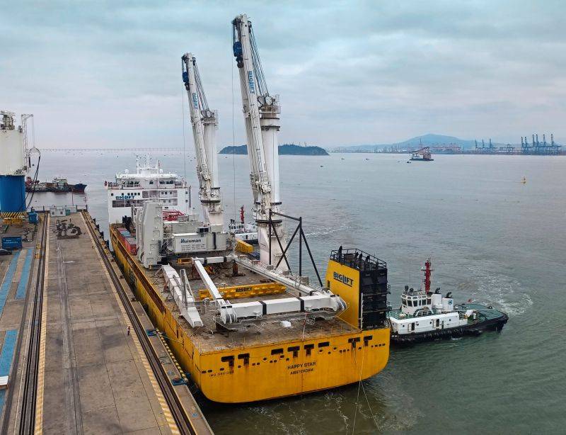 Crane for US-built WTIV Charybdis Heads to Texas
